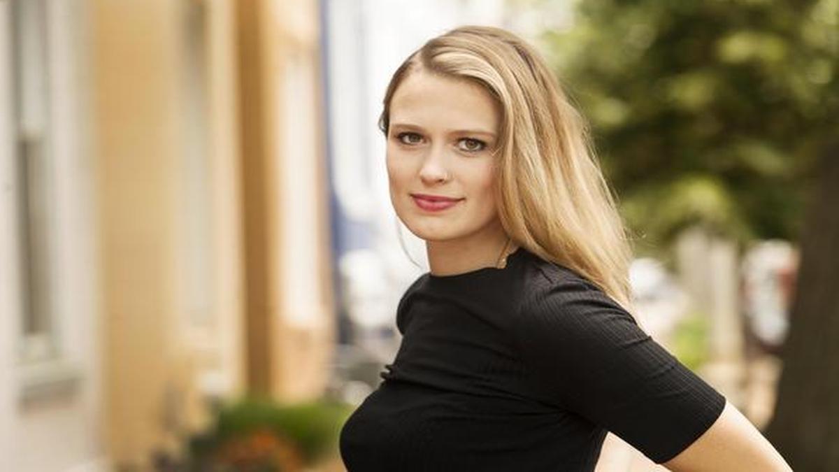 Elizabeth Flock examines the life of three married couples in Mumbai in ...