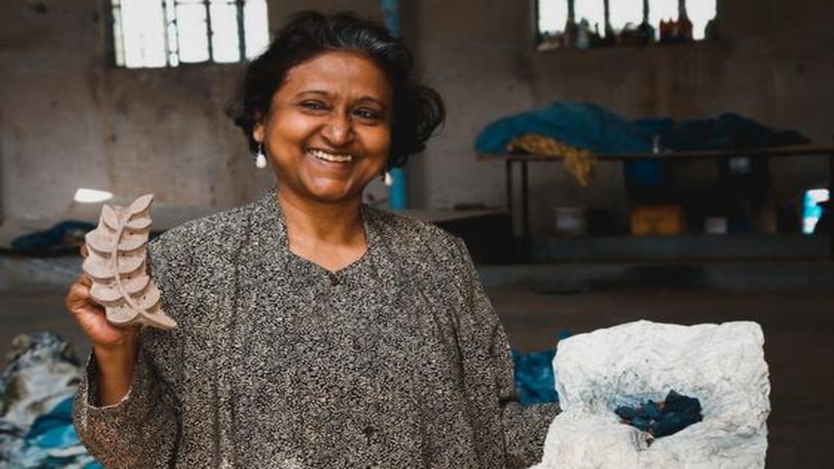 Sangeeta Gupta paints across 200 metres of khadi, hopes to enter piece ...