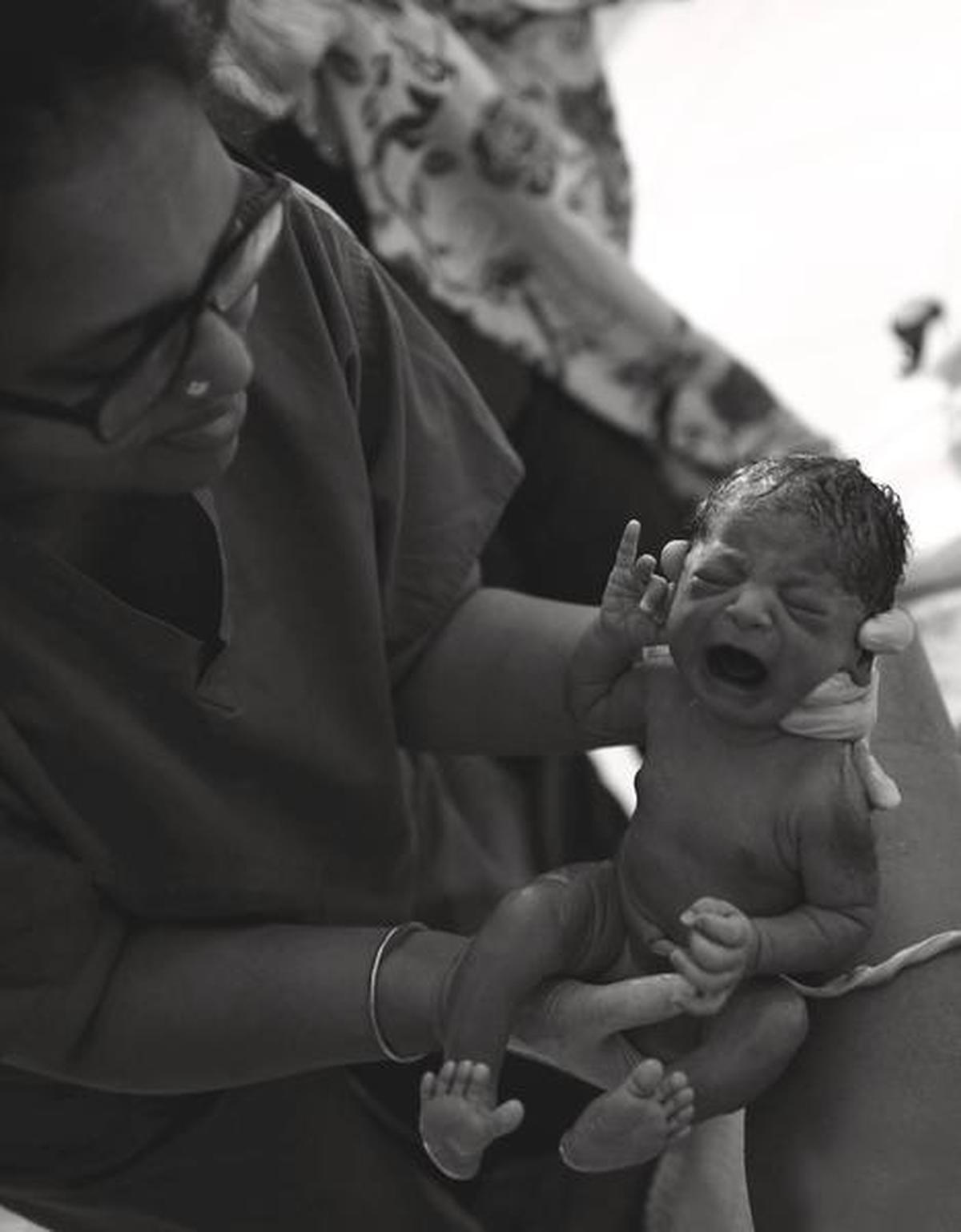 The photographer who chronicles childbirth - The Hindu