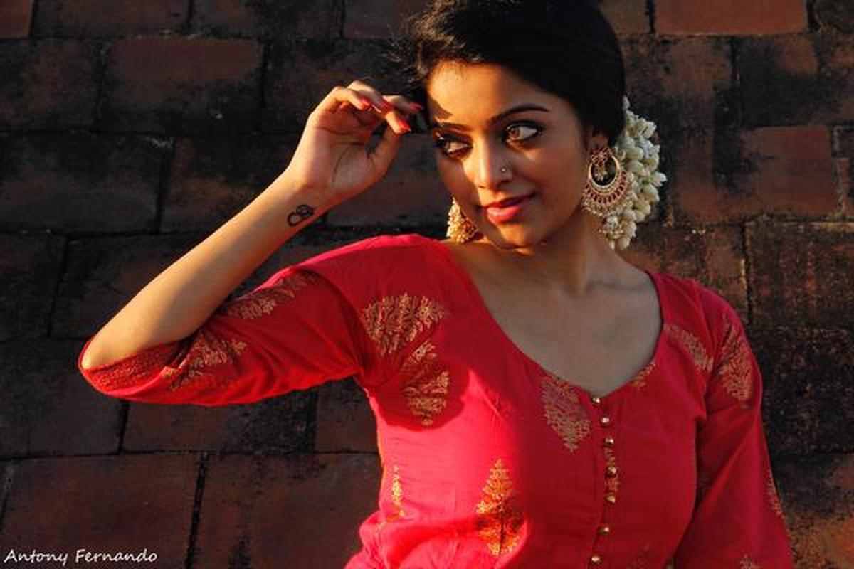 Janani Iyer In Kerala Saree