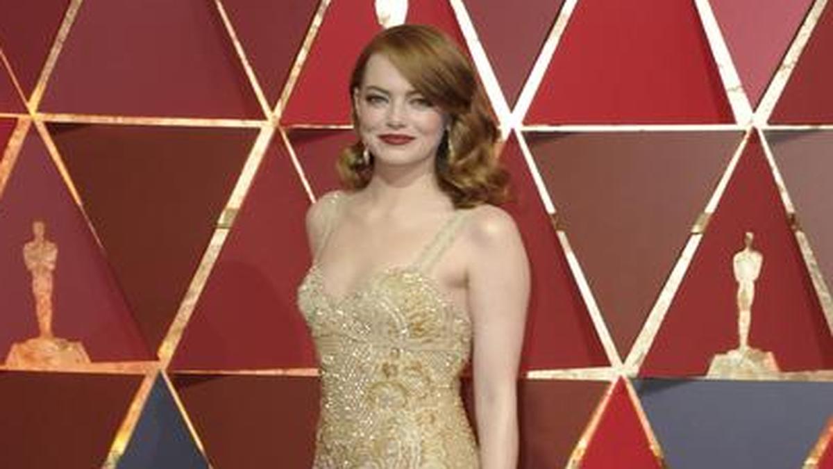 Stars shimmer on Oscar red carpet as diamonds and gold have their day ...