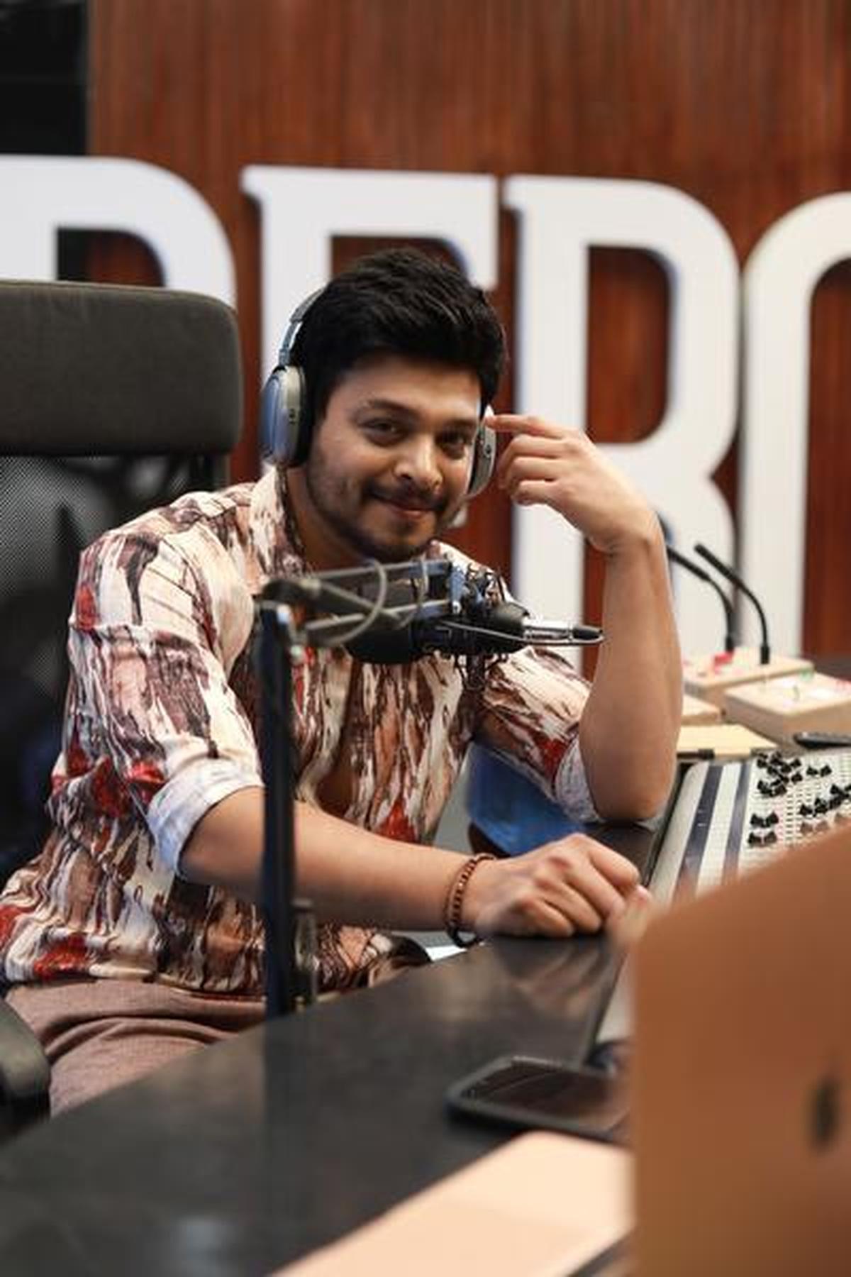 Actor-director Srini returns to his radio roots with ‘On Air’ - The Hindu