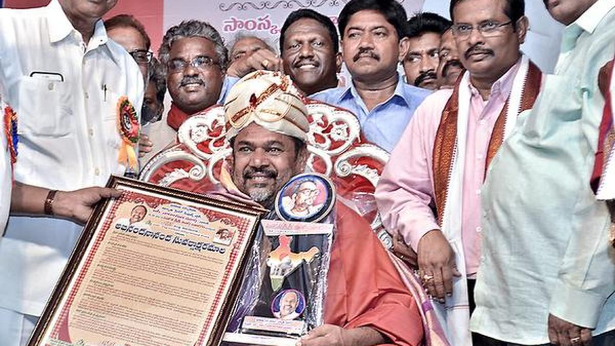 Narayana Murthy presented Mahakavi Sri Sri award - The Hindu