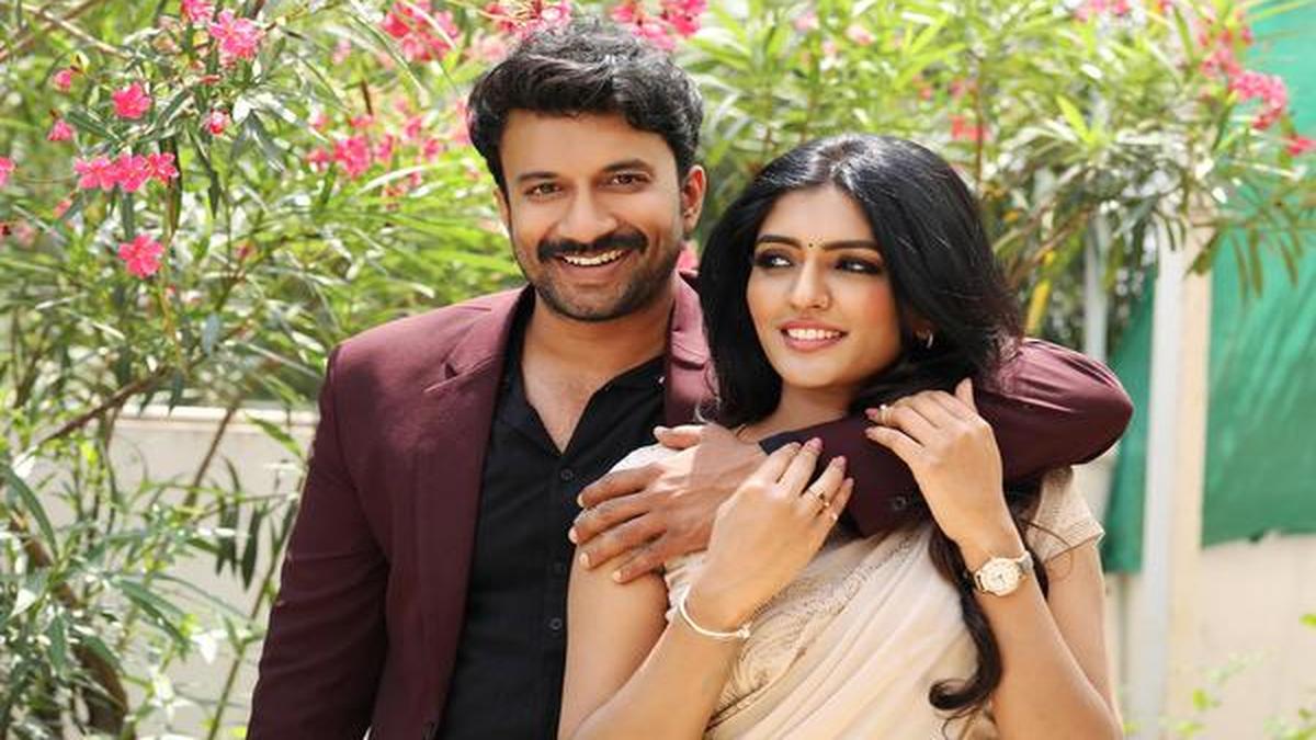 'Ragala 24 Gantallo' movie review: A confusing whodunit - The Hindu