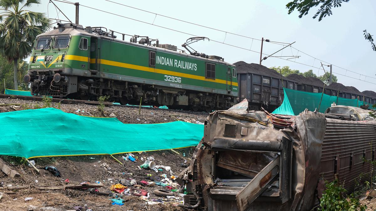 Bilaspur goods train collision | Probe finds pilots passed signal in ...