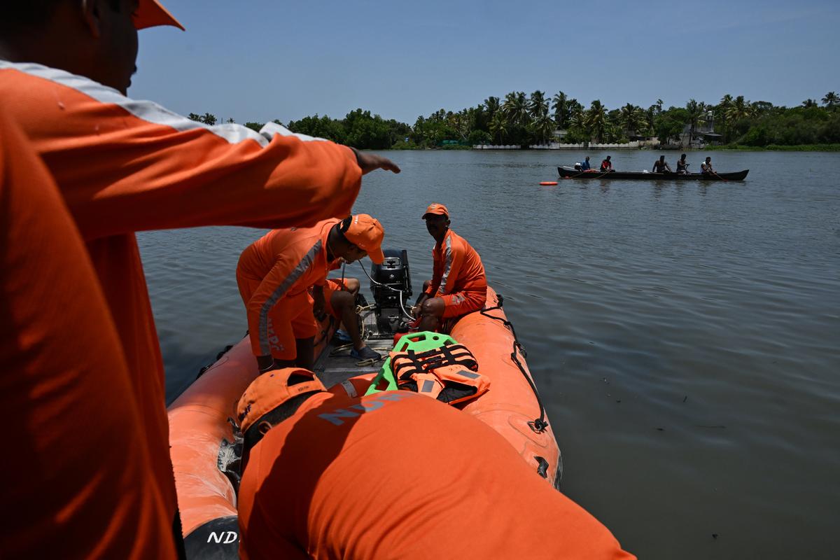 Teenage girl drowns after falling into river in Kochi - The Hindu
