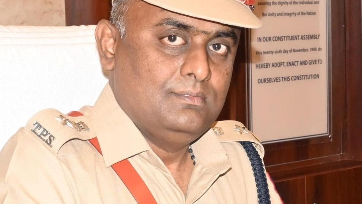 New SP assumes office in Tenkasi district - The Hindu