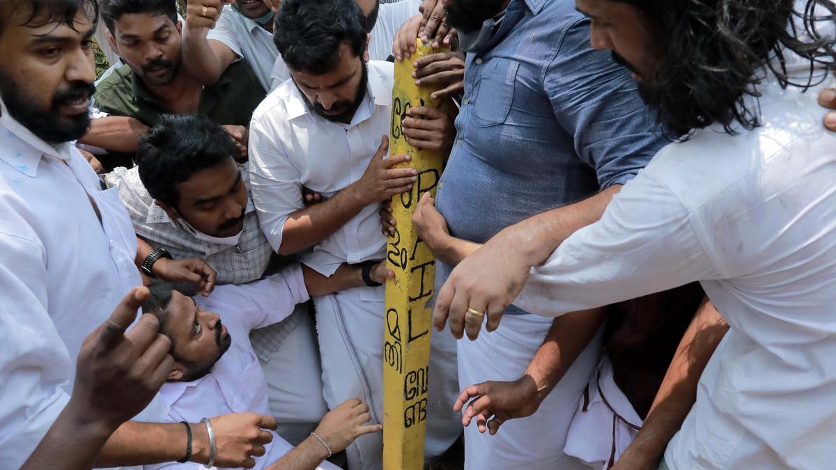 Anti K-Rail protest boils over at Nattassery - The Hindu