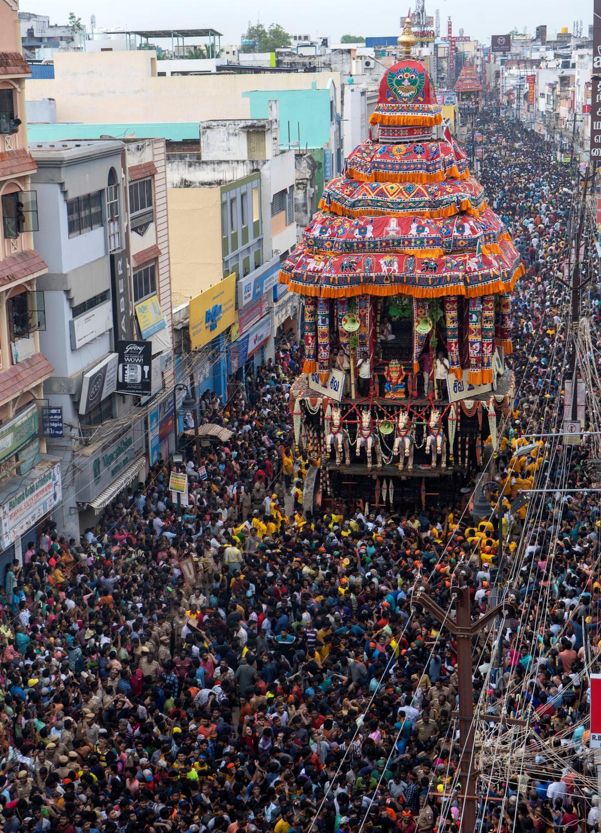 Thousands take part in Chithirai car festival at Madurai - The Hindu