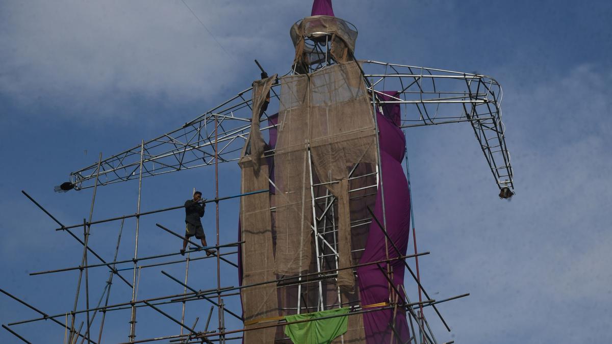 A ‘Papanji’ with a difference gets ready for Cochin Carnival - The Hindu