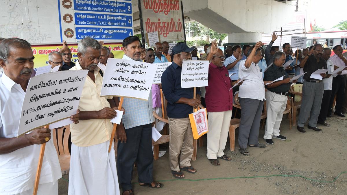 Retired TWAD Board employees stage demonstration - The Hindu