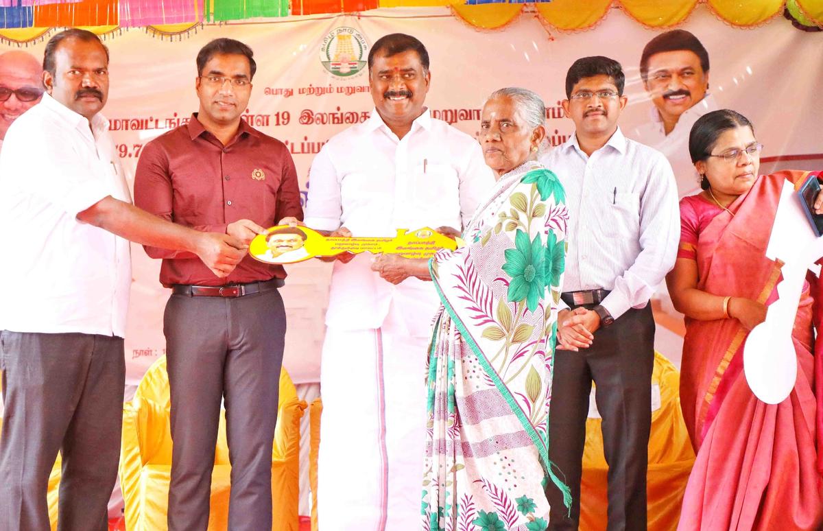 Sri Lankan refugess get keys to new dwellings in Tirunelveli ...