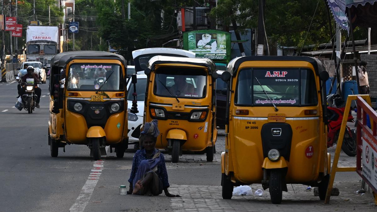 Unauthorised parking of auto rickshaws hinders traffic flow in Tiruchi ...