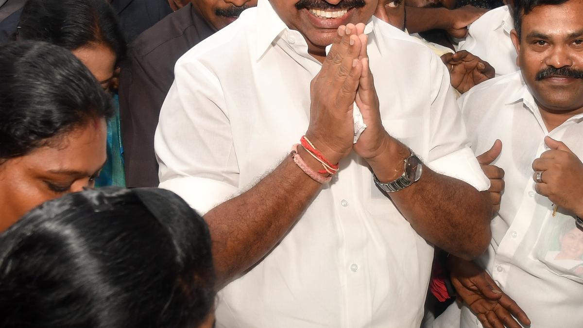 Palaniswami skips issue of power struggle at party meeting - The Hindu