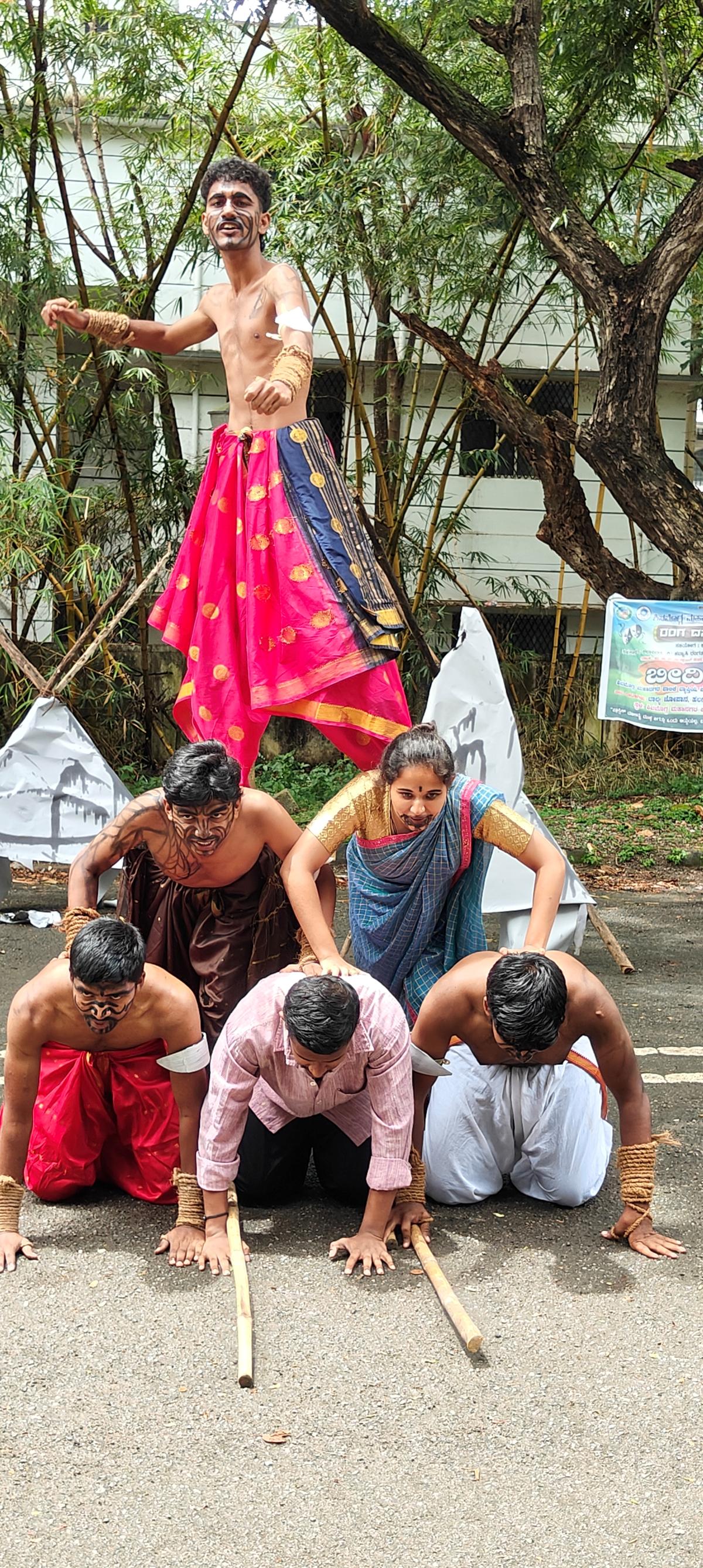 Ranga Dasara celebrations: Students stage street play Halagali Bedaru ...