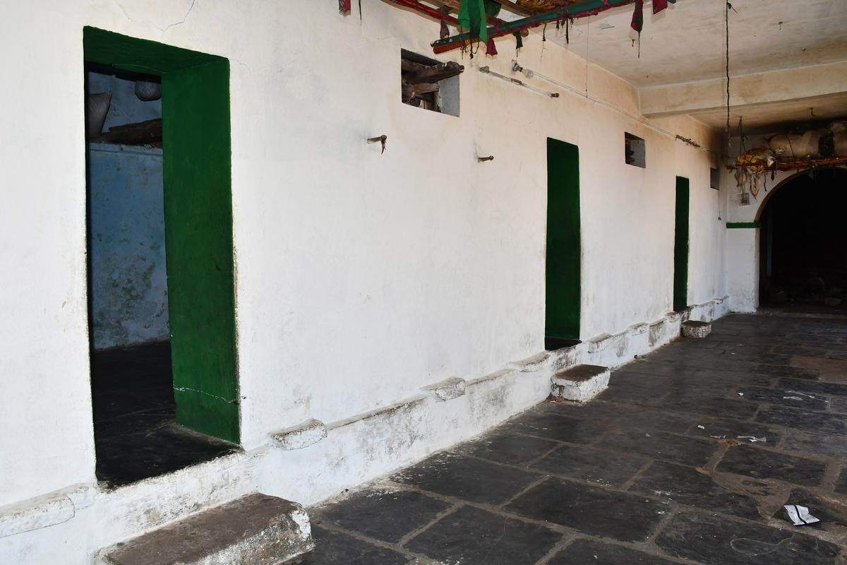 Dawal Malik: A hamlet sans doors near Gadag in Karnataka - The Hindu