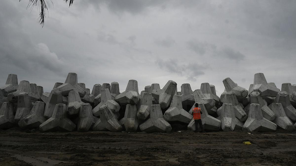 Chellanam breathes easy as tetrapod deployment gathers pace - The Hindu