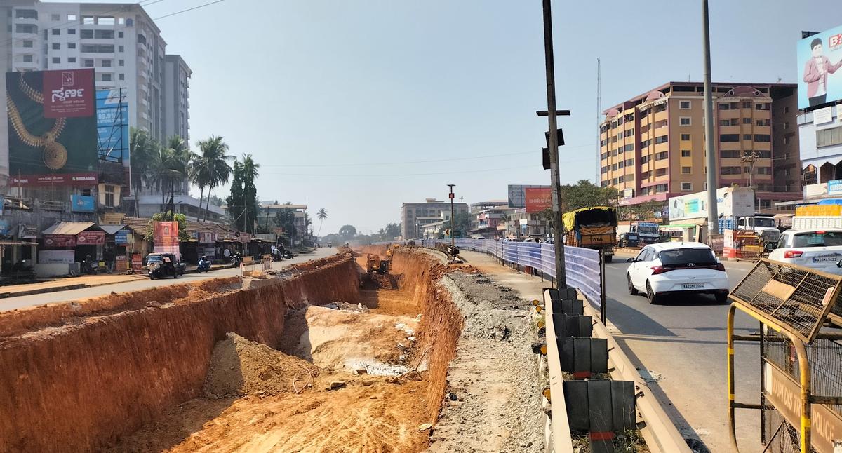 Minister asks NHAI to stop Santhekatte vehicular overpass project works ...