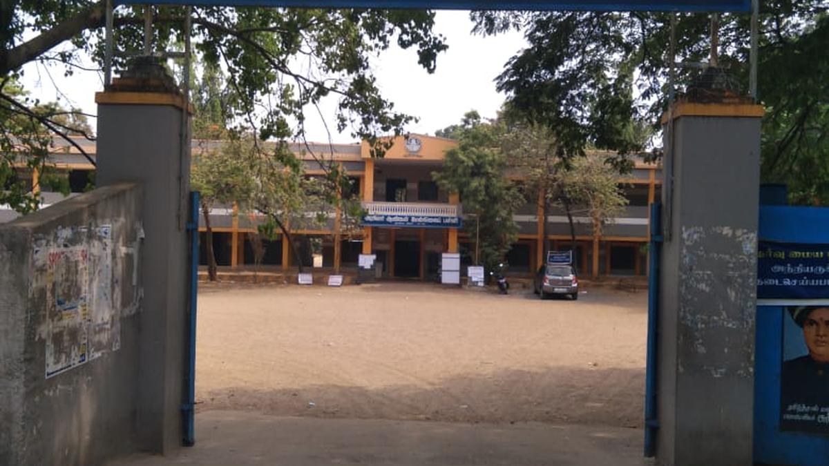 Poor ventilation causes hardship to students writing exams in Chromepet ...