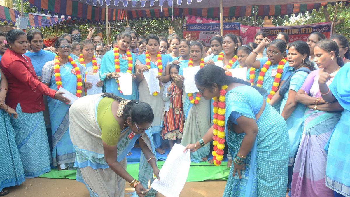 Anganwadi workers launch relay hunger strike defying ESMA - The Hindu