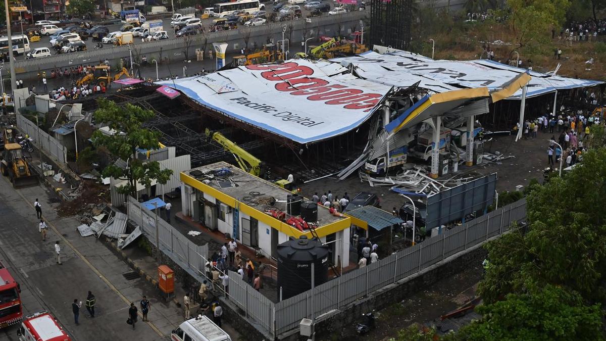 Mumbai Rains: Massive billboard falls during Mumbai dust storm killing ...