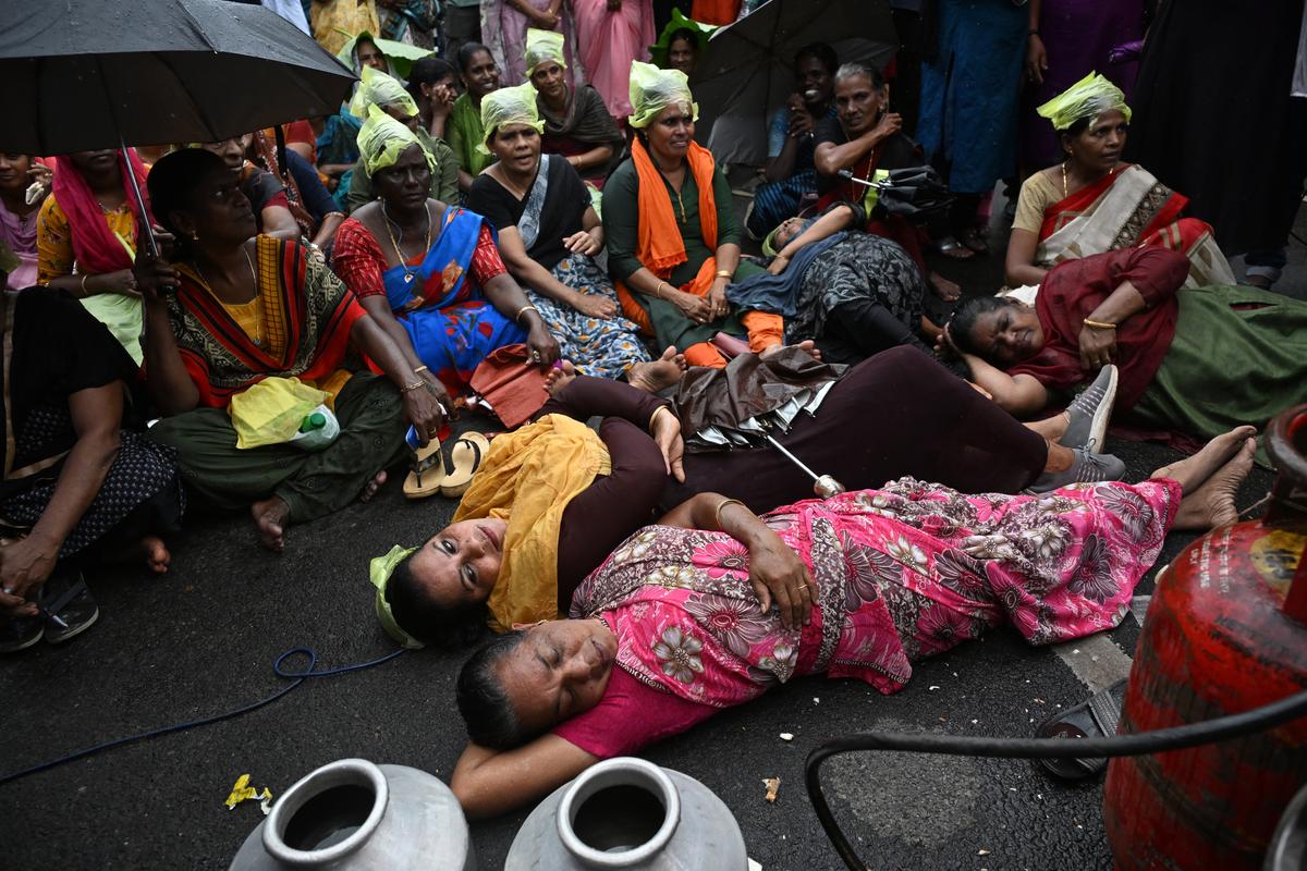 Sea incursion: Coastal residents lay siege to Fort Kochi-Alappuzha ...