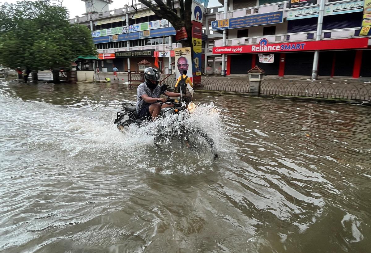 Kottayam continues to reel under flood threat - The Hindu