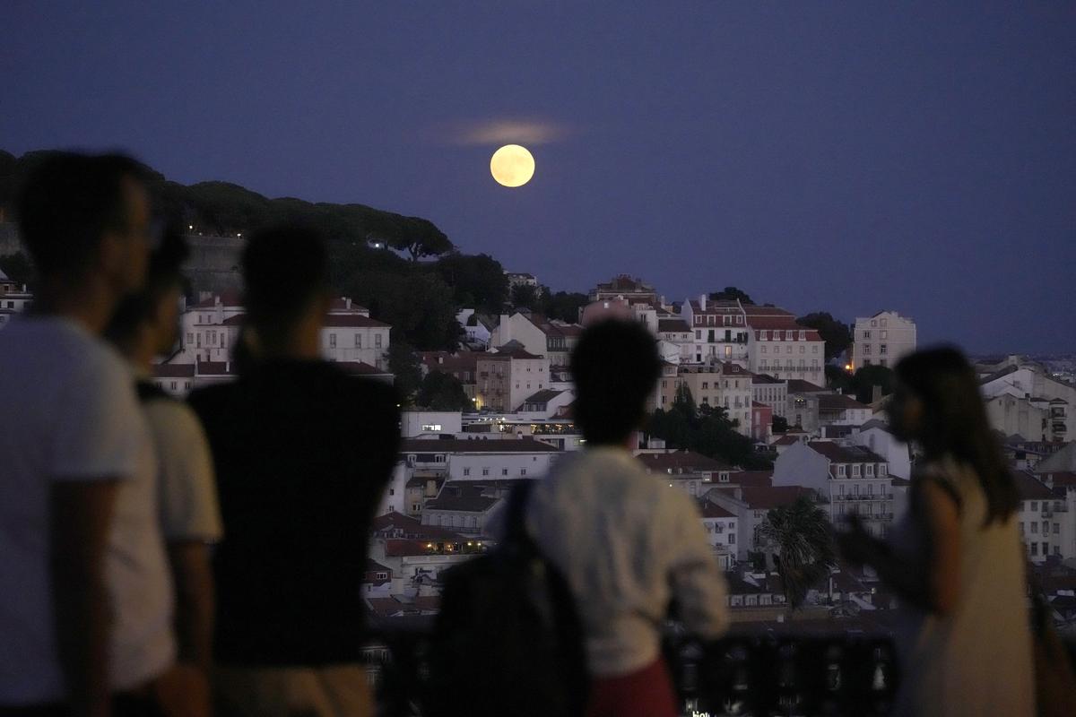 In pictures | Rare blue supermoon dazzles stargazers around the globe ...
