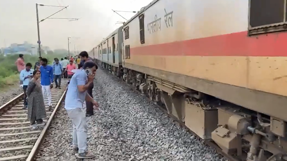 Sabarmati Express accident: 20 coaches derail near Kanpur, no injuries ...