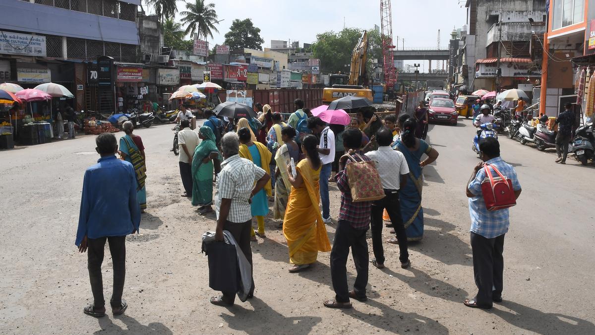 Poorly maintained bus shelters put commuters to hardship - The Hindu