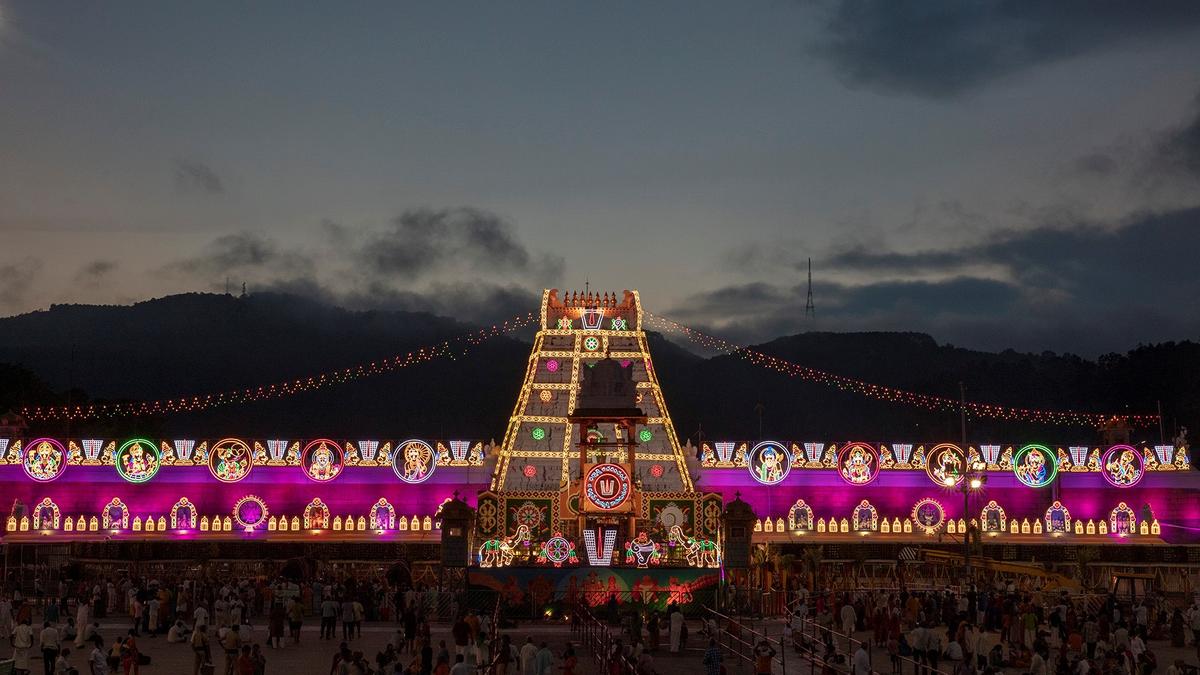 Andhra Pradesh: TTD EO holds meet as pilgrim count surges at Tirumala ...