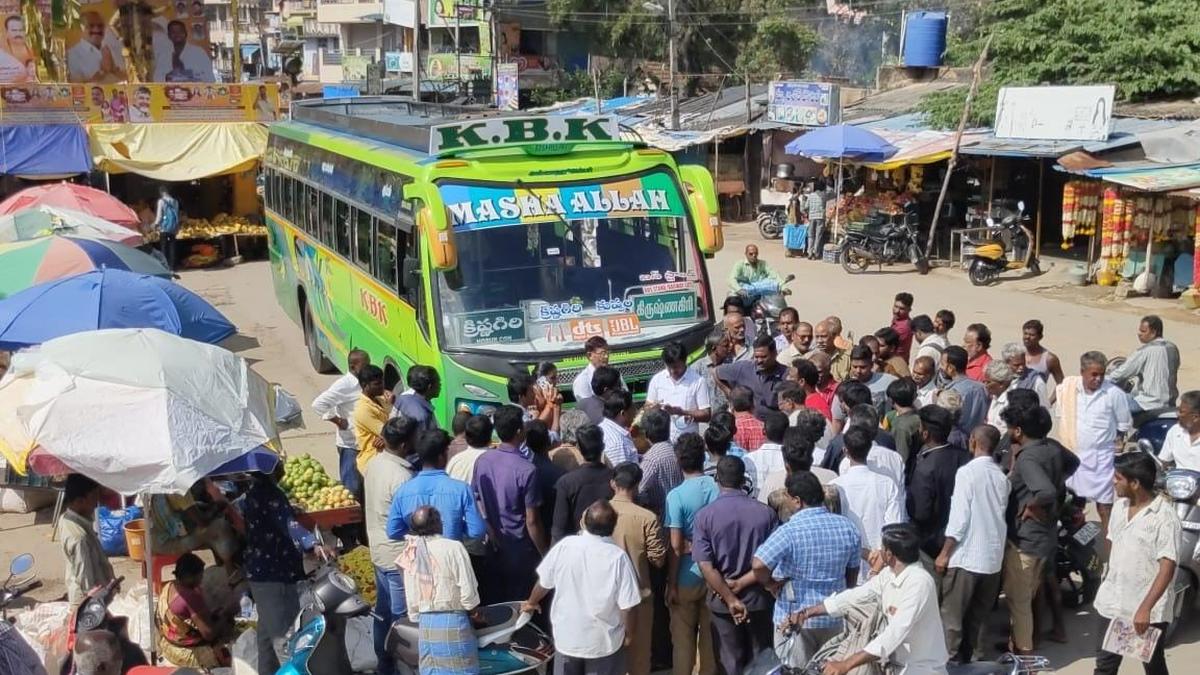 Andhra Pradesh RTC staff prevent entry of private buses into Kuppam ...