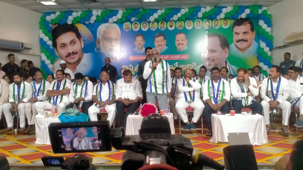 YSRCP cadre told to give wide publicity to ‘Navaratnalu’ in North Andhra region - The Hindu