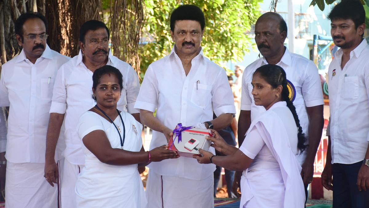 Chief Minister hands over medical kit to beneficiary of Makkalai Thedi ...