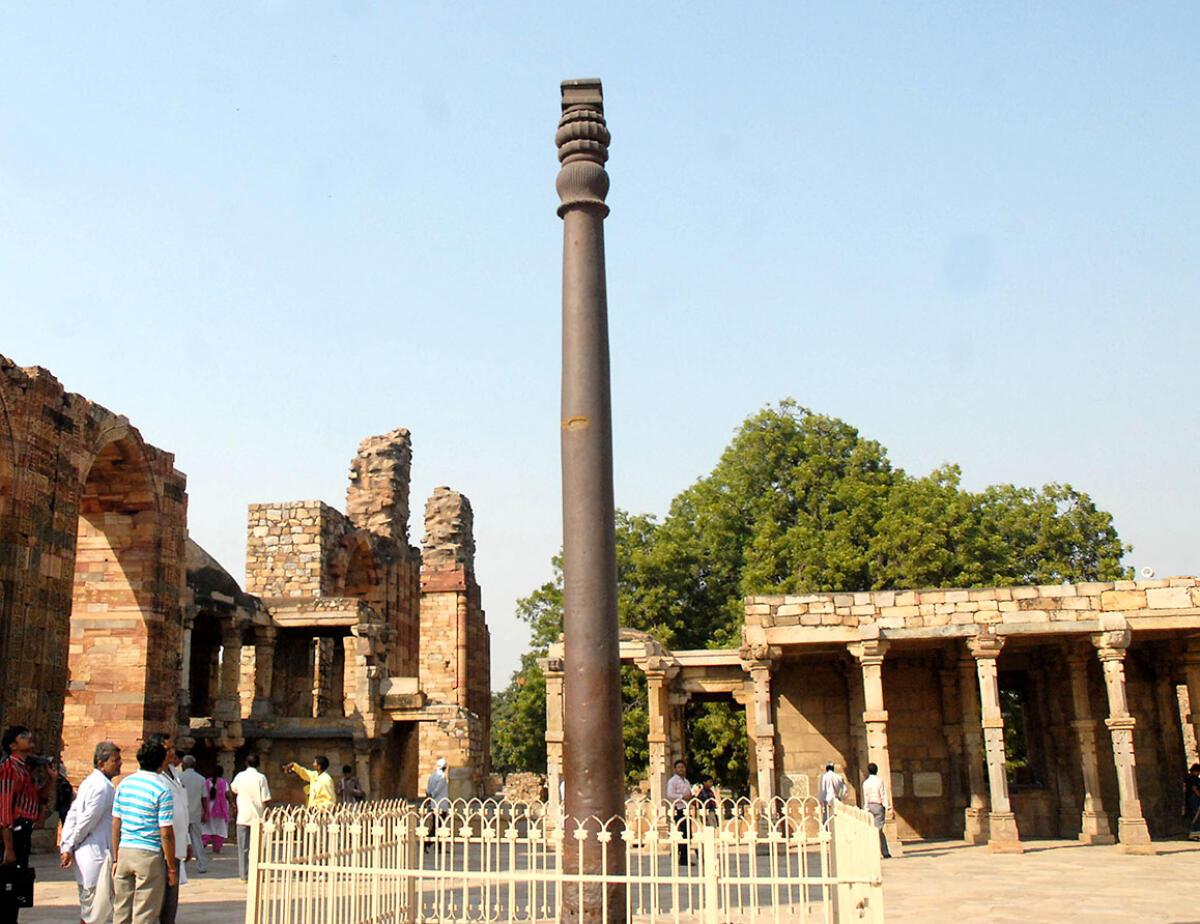 Qutub Minar Iron Pillar 272 Pilar Del Hierro De Delhi Fotos De Stock
