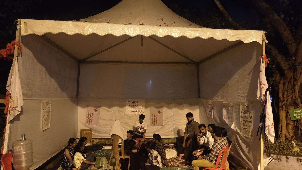 Students protest against shortage of classrooms at Cusat - The Hindu