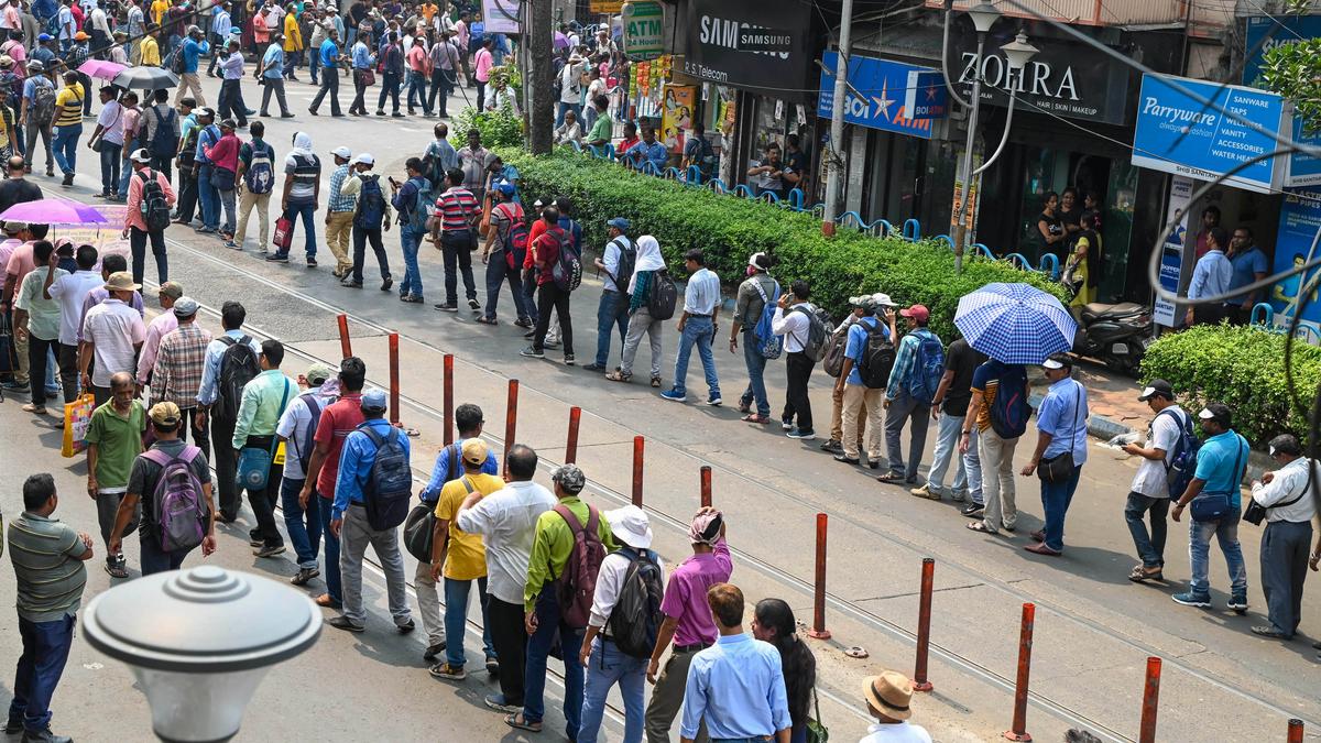 Protesting government employees bring Opposition on one platform in ...