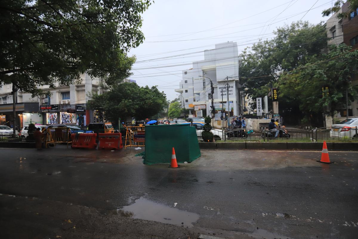 CMWSSB undertakes machine hole work on Greams Road - The Hindu