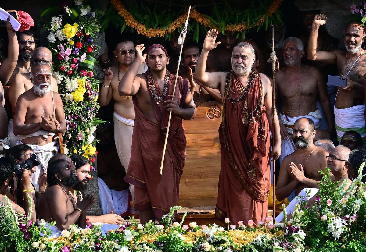 Satya Chandrasekharendra Saraswathi anointed 71st pontiff of Kanchi Kamakoti Peetam - The Hindu