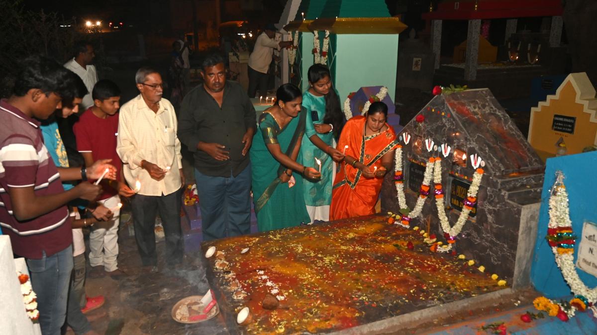 Graveyard fair ‘kallarai thirunal’ celebrated in Hubballi - The Hindu