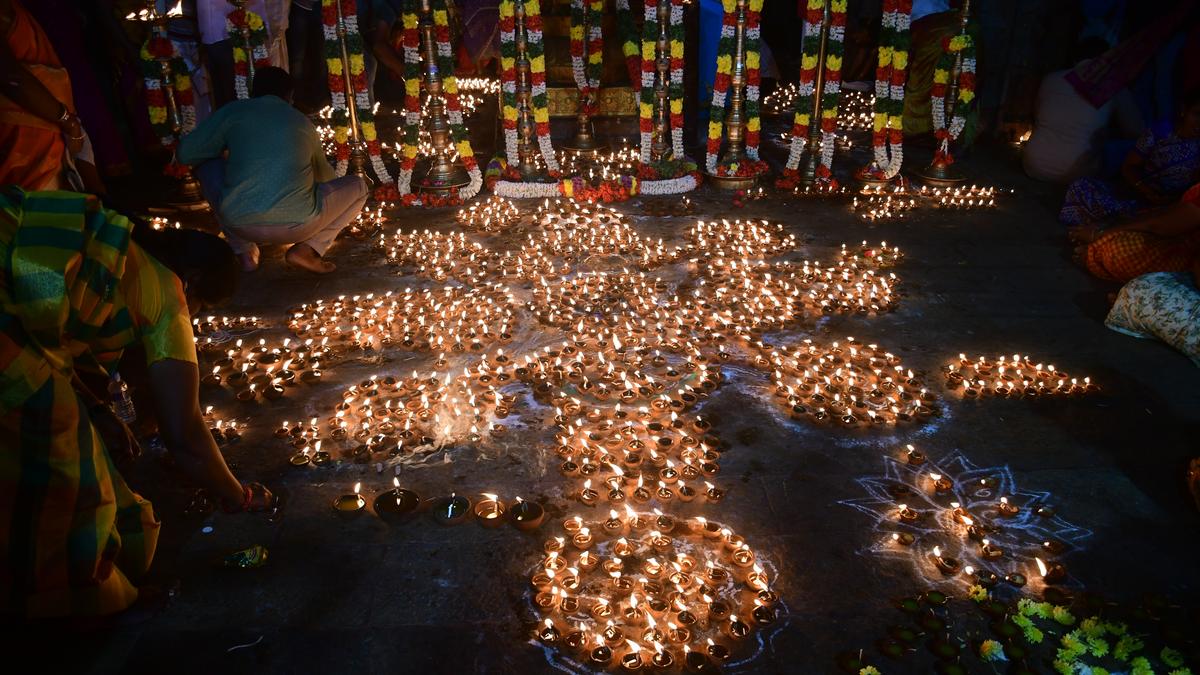 ‘Sahasra Deepam’ lit at Kaatazhagiya Singar temple in Srirangam - The Hindu