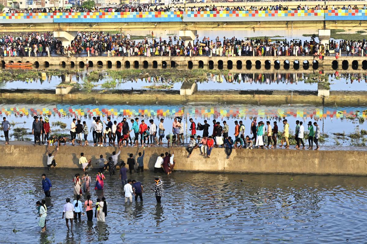 Chithirai festival | Sea of devotees gather at Madurai’s Vaigai river ...