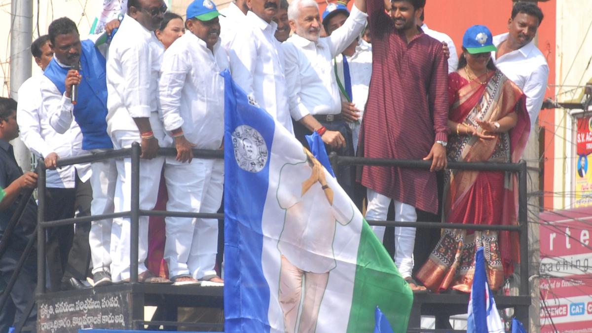 Samajika Sadhikara Bus Yatra enters Bheemili - The Hindu