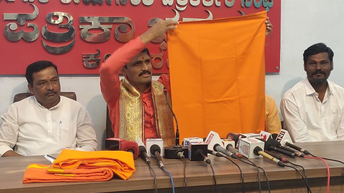 Siddalinga Swami offers saffron clothes to Priyank Kharge to be ...