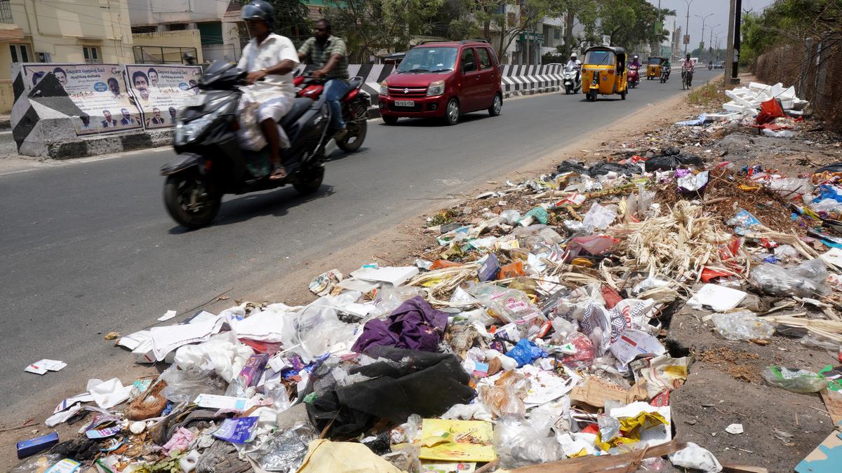 Road along Walkers Park turns into a garbage dump - The Hindu
