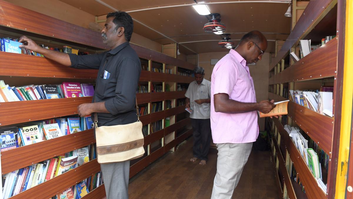 Mobile library, a hit in Madurai - The Hindu