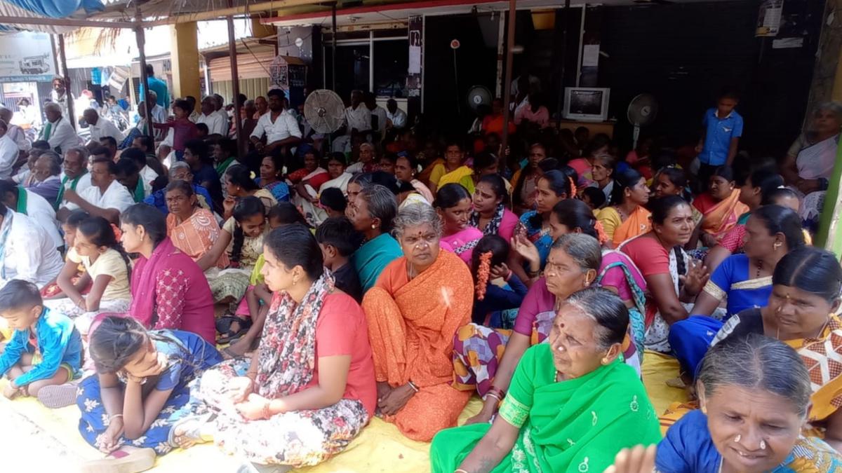 Farmers of three panchayats block road in Hosur against acquisition of ...