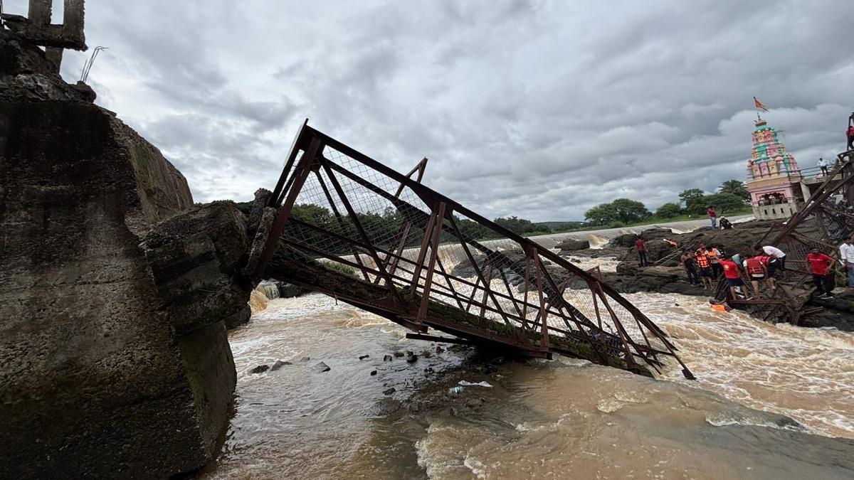 Pune bridge collapse: Four dead as Iron bridge on Indrayani river ...