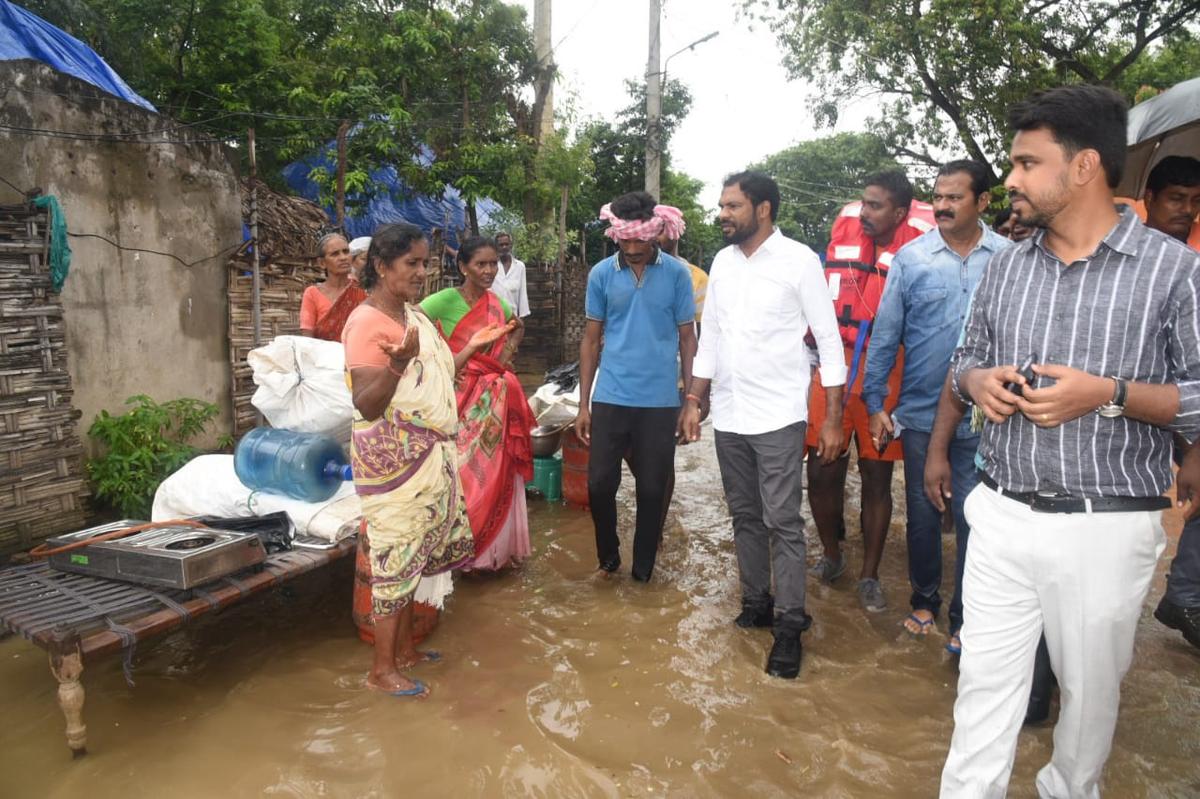 With water level rising, focus shifts to evacuation of people - The Hindu