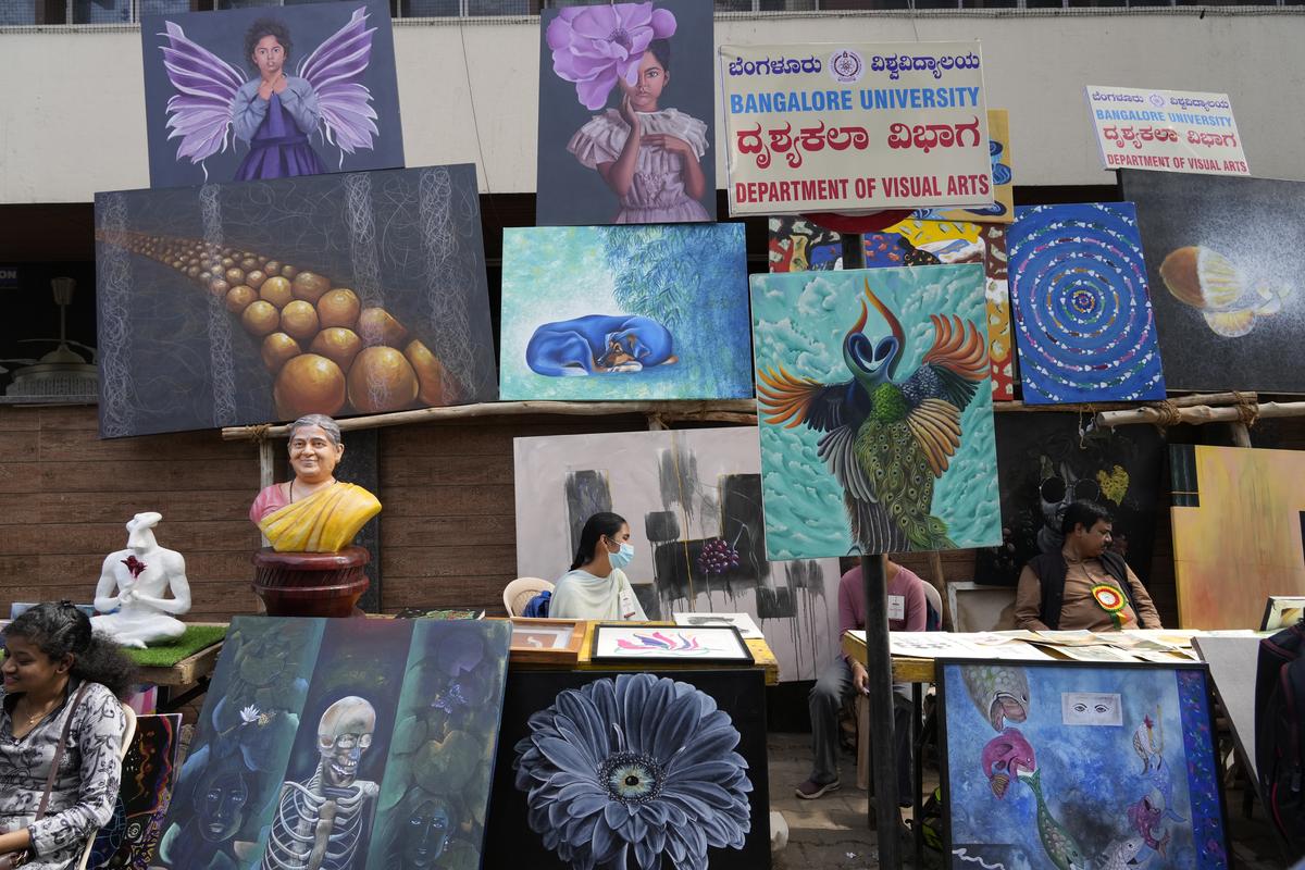 Art unites all at a packed Chitra Santhe - The Hindu